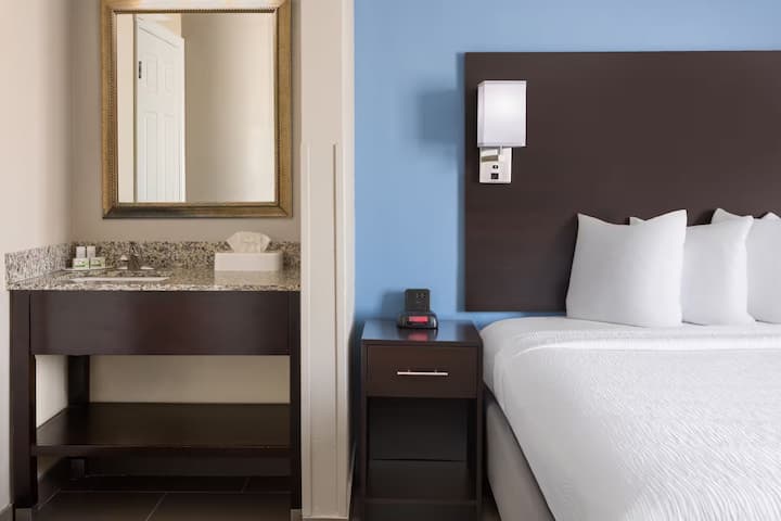 Baymont Newark | Studio King | Free Breakfast - Newark, DE