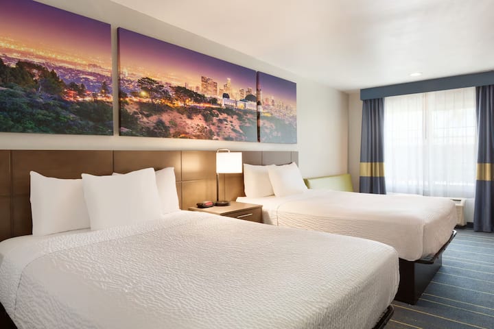2 Queens | Days Inn Anaheim | Near Disneyland® - Anaheim, CA