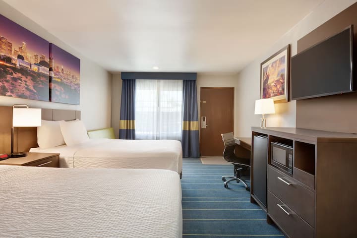 Days Inn Anaheim | 2 Queens | Free Parking - Anaheim, CA