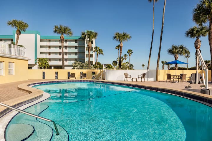 1 King Bed | Days Inn Cocoa | Pet-friendly Stay - Cocoa Beach, FL