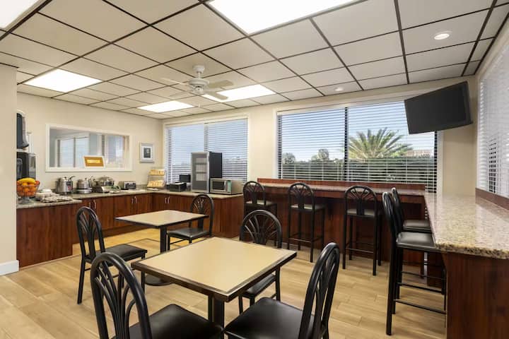 2 Queens | Days Inn Cocoa | Pet-friendly Room - Cocoa Beach, FL