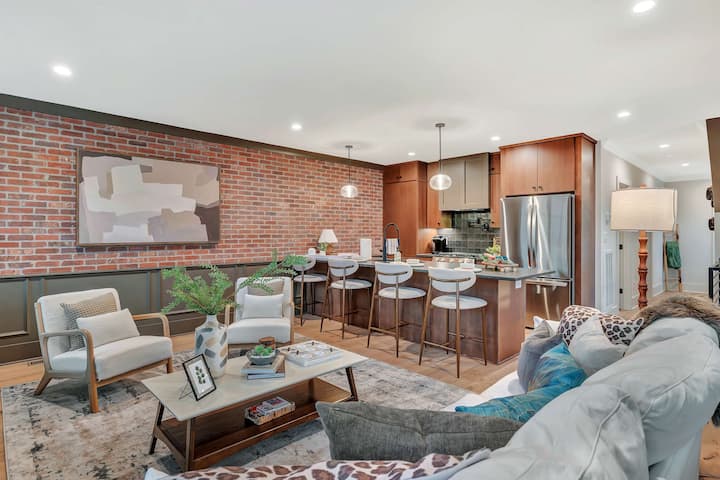 New! 2 Luxe Townhomes W/ Rooftops | Sleeps 24! - Nashville, TN