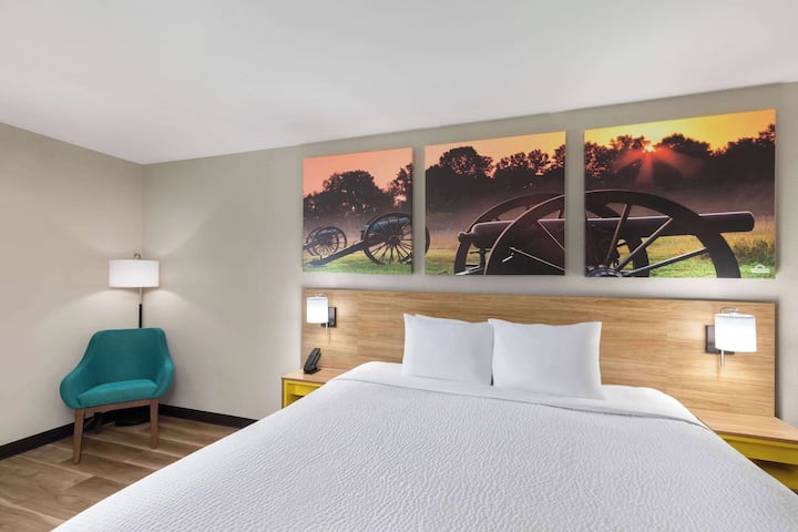Days Inn Chattanooga| 1 King Bed| Free Breakfast - Chattanooga