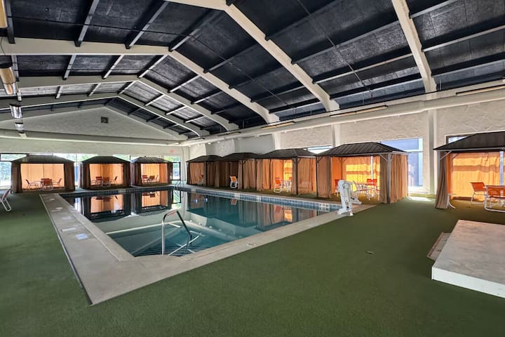 1 King Bed | Hotel Gurnee | Near Six Flags - Waukegan, IL