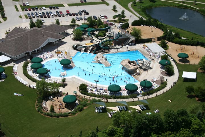 Hotel Gurnee | King Room | Free Parking - Waukegan, IL