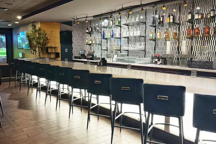 Hotel Gurnee | King Room | Free Parking - Waukegan, IL