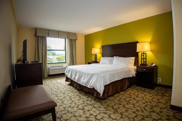 Hotel Gurnee | King Room | Free Parking - Waukegan, IL