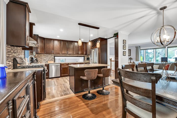 Your Family-friendly Getaway! Vibrant & Relaxing! - Huntington, NY