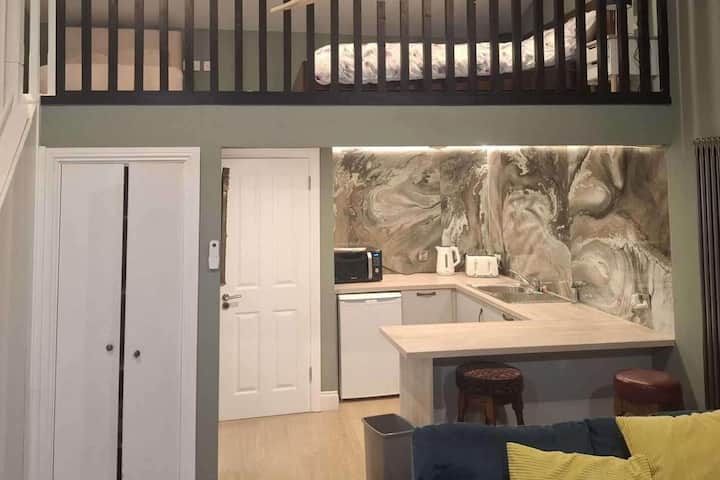 Studio - Sleeps 4 - Garden - Parking - Wifi - Naas