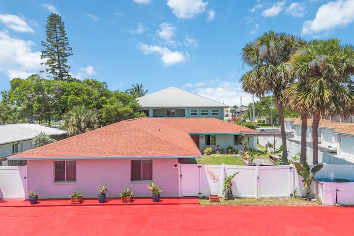 2 Blocks To Beach! Pet-friendly Cape Canaveral Apt - Cape Canaveral, FL