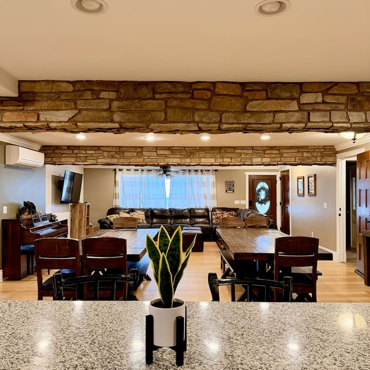 Pool Table • Theater Room •Lake Views/trail Access - Garden City, UT