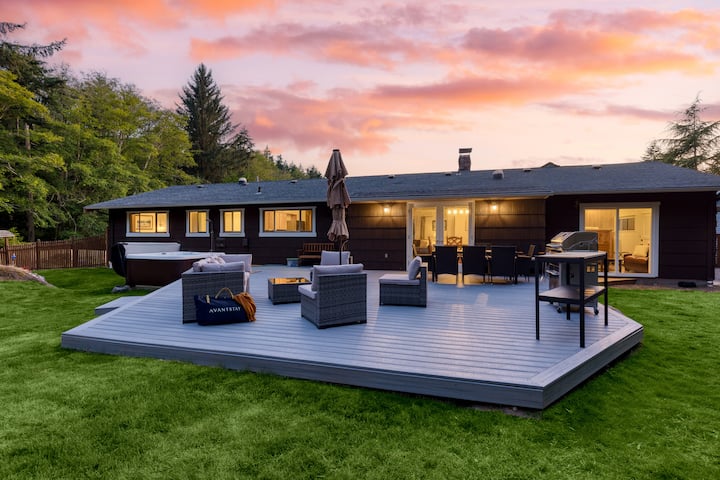 Walk To Cornet Bay | Firepit, Trails, Hot Tub - Anacortes, WA