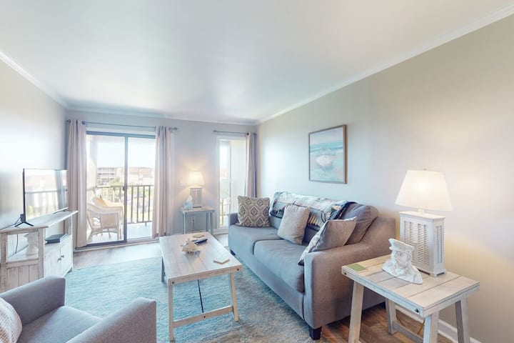 Oceanview Condo With Outdoor Pool And Beach Access - Beaufort, NC