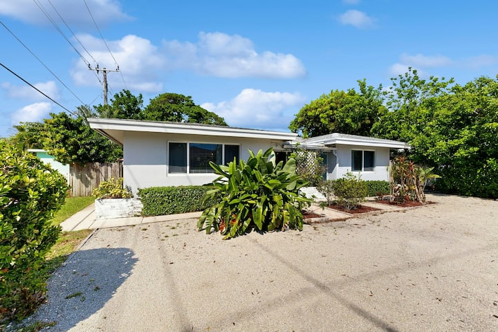 3 Br Dog Friendly Duplex With Enclosed Yard & Wifi - Fort Lauderdale