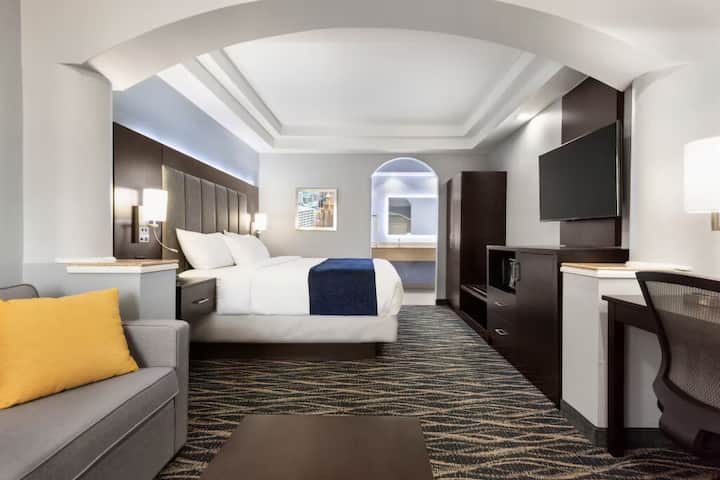 1 King Suite | Days Inn Hobby | Free Shuttle - Houston, TX