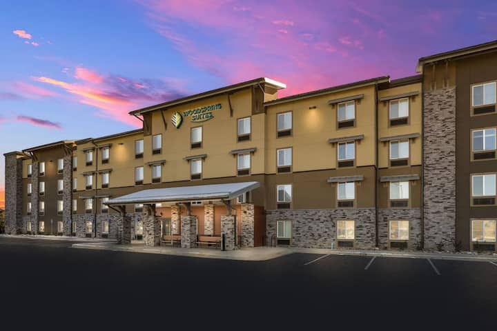 Your Long-term Stay + Free Parking & Pet-friendly - Fort Collins, CO