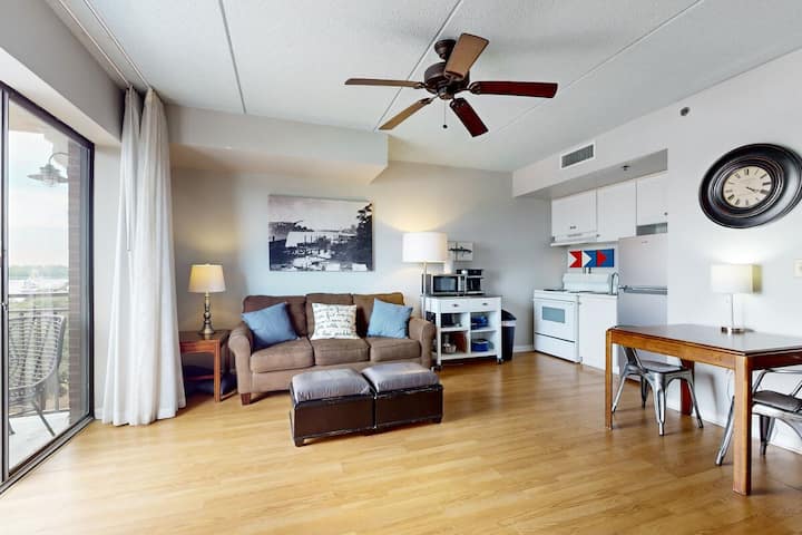 Walkable 2br Waterview 6th-floor | Patio - Wilmington, NC