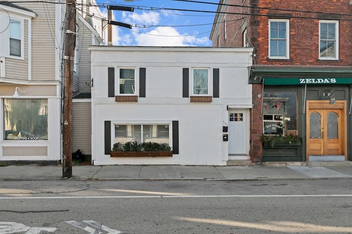 Downtown Newport Escape On Coveted Thames Street - 紐波特