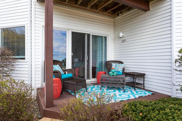 Sandy Haven 109|direct Beach Access| Downtown - Traverse City, MI