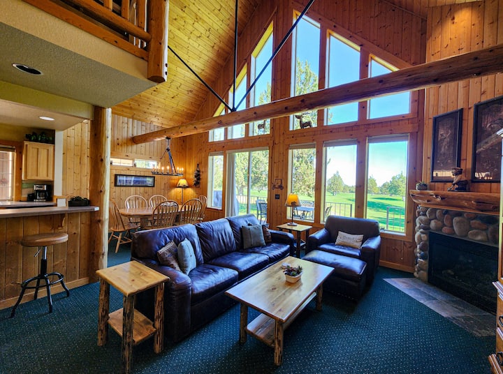 3br Chalet With Hot Tub | Restaurant. Pool - Redmond, OR