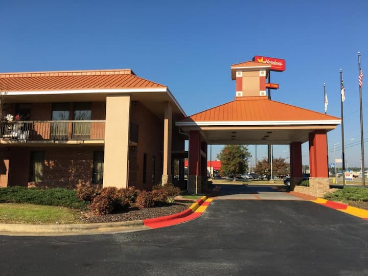 Comfy Nc Room | Pool. Free Breakfast. Free Parking - Rocky Mount, NC