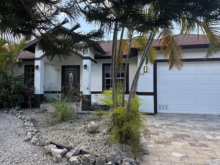 Amazing 4 Bedroom Marco Island Home W/ Heated Pool - Marco Island, FL