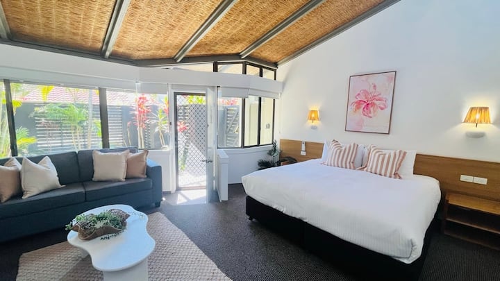 Hibiscus Villa -  Beach Front, 3 Pools, Tennis - Coffs Harbour