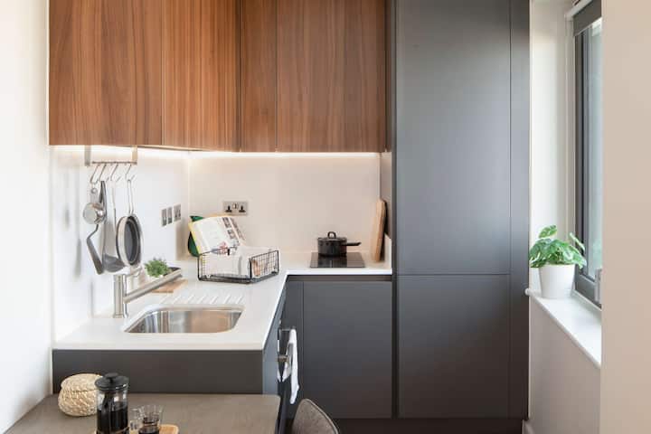 Studio Apt W/ King Bed & Co-working : Staycozy - Croydon, UK