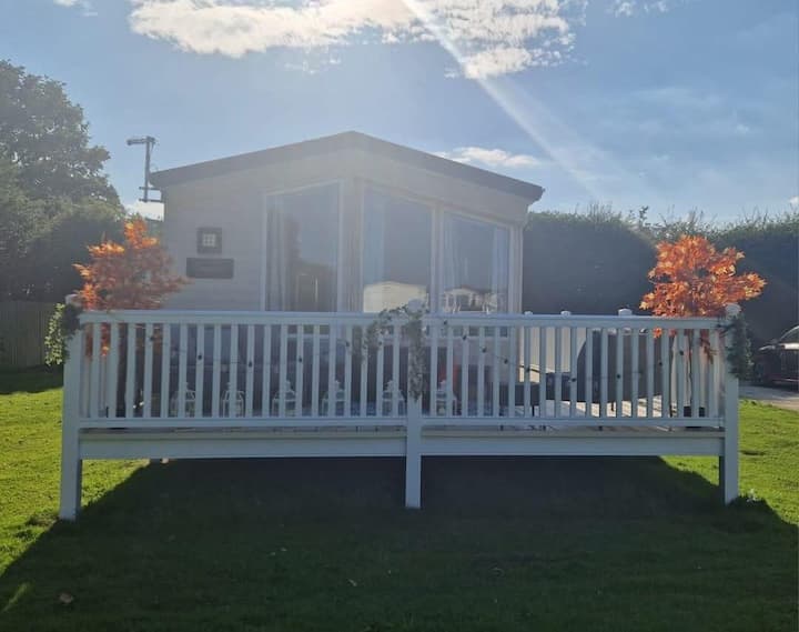Caravan With Decking At Withernsea Ref 79005kg - Withernsea