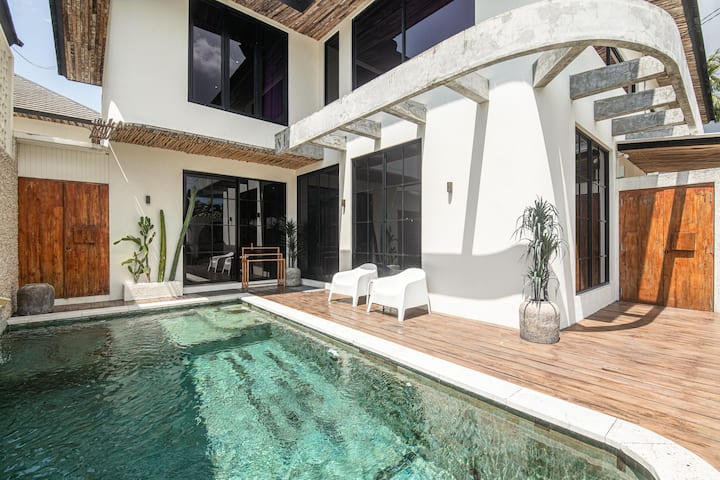Chic 4-br Villa In Central Seminyak, Beach 5 Mins - Seminyak