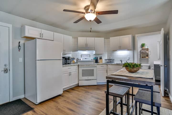 Jelinek Hideaway Unit 8 - Modern 2br Apartment - Wisconsin