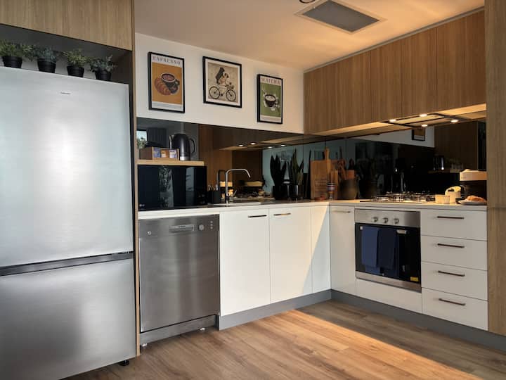 Wow, Luxury– Lvl 16, Central, 2 Bed, Lap Pool, Spa - Adelaide