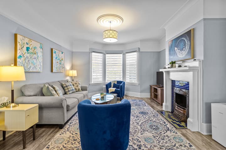 1942 Boathouse Harbour Views 2bd Parking - Canada