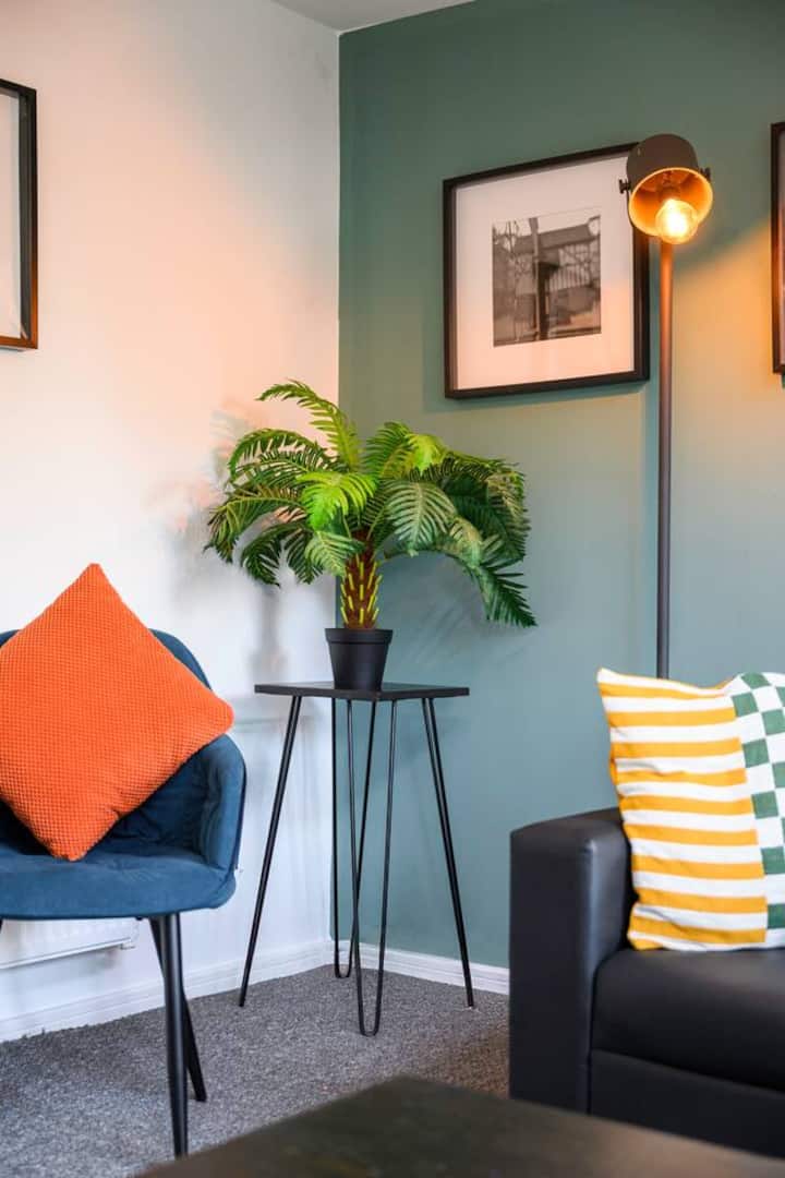 Luxury 4 Bed Home | Garden | Parking | 3 Baths - Salford