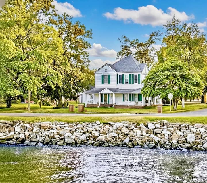 Waterfront Retreat • The Pearl • 4br • 7 Bed - Colonial Beach, VA