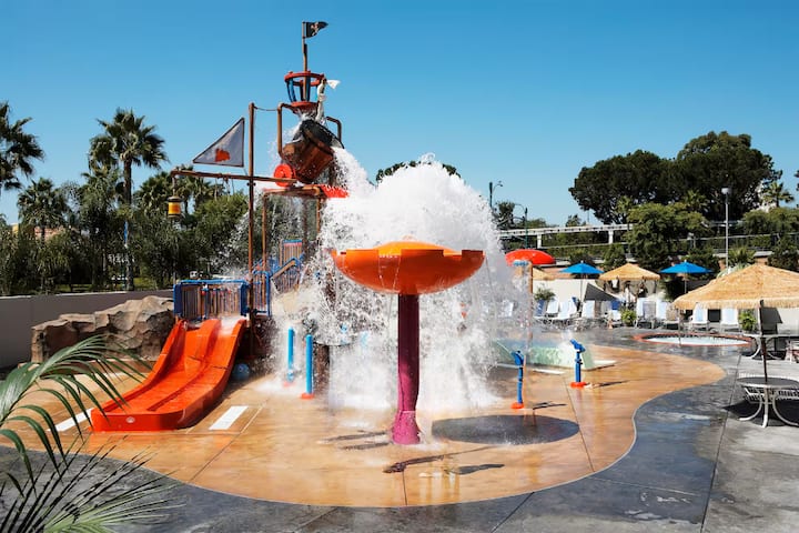 2 Queen Superior | Hojo Anaheim | Parkside View - Anaheim, CA