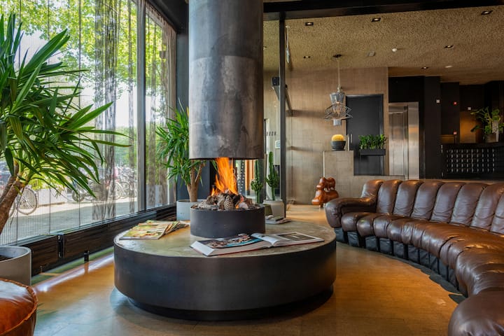 Small Basement Room At Hotel V Frederiksplein - Amsterdam