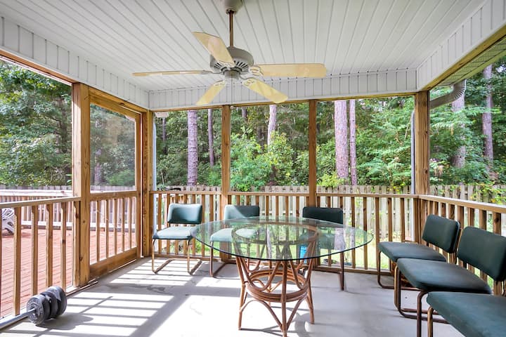 Cozy 4-bed, 2-bath Spacious Family Home - Summerville, SC