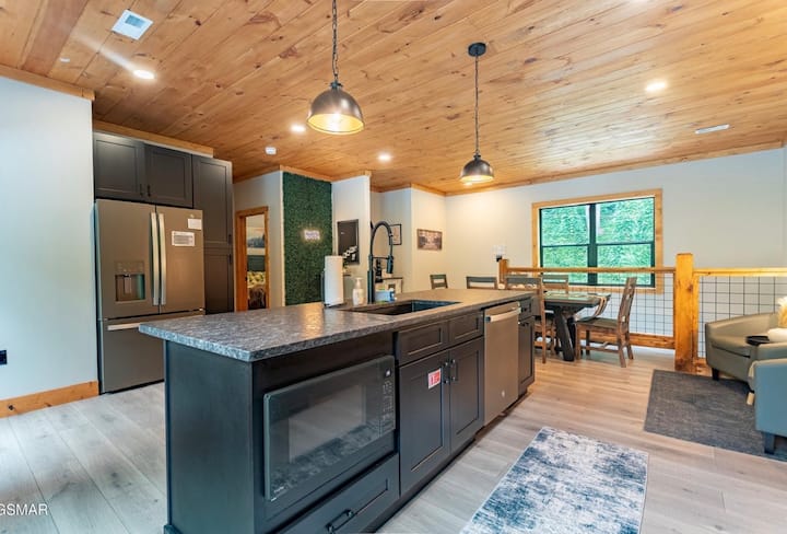 Downtown Gatlinburg Cabin Sleeps 14 Movie Theater - Gatlinburg, TN