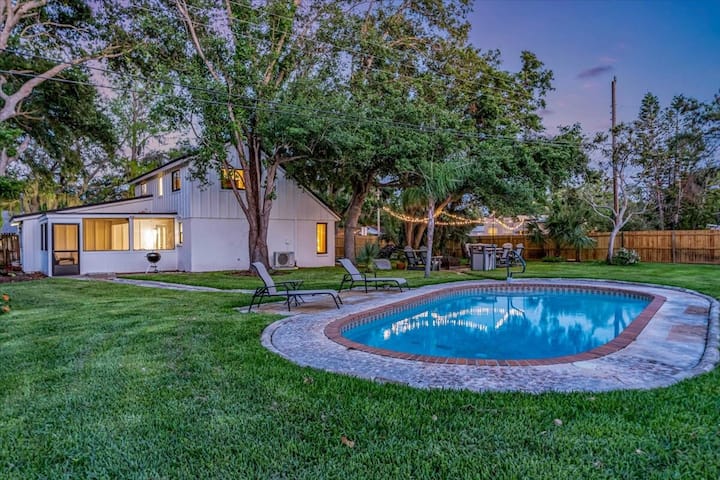 Pelican Cove | Heated Pool + Outdoor Dining - Sarasota, FL