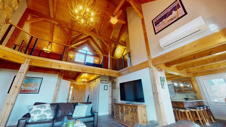 Luxury Stratton Getaway- Shuttle  Prime Location! - Stratton, VT