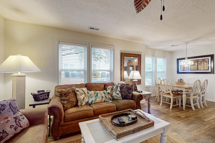 Coastal Condo With Golf Course View And Pool - Southport, NC