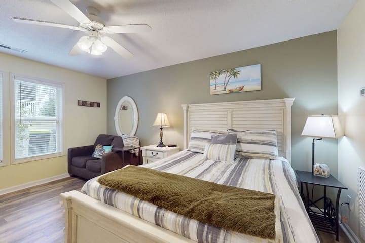 Coastal Condo With Golf Course View And Pool - Oak Island, NC
