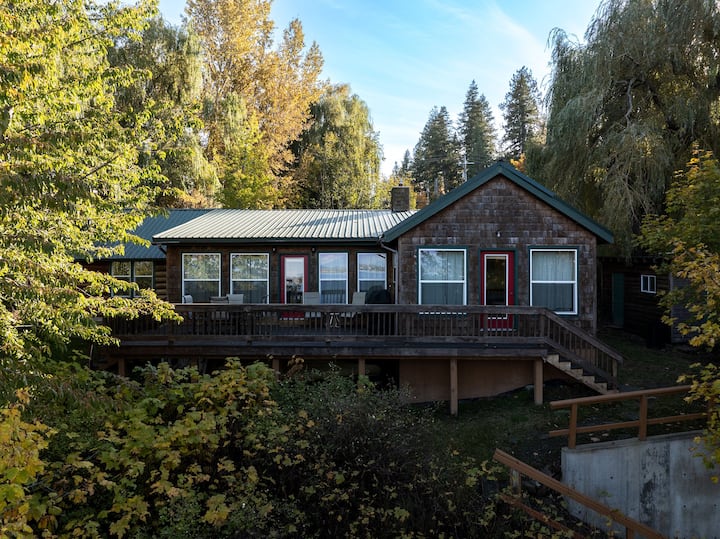 Lakeshore Getaway - Lakefront Cabin - Sagle, ID