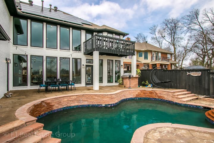 5br Lakefront Luxury | Pool, Dock & Views - Garland, TX