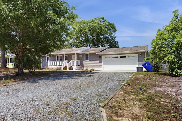 Easy Stay Oki: Near Beach, Enclosed Yard, Bikes! - Oak Island, NC