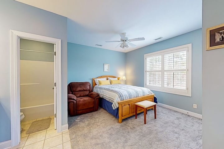 Mystic Marina A: 1br Waterfront Condo With Pool - Oak Island, NC