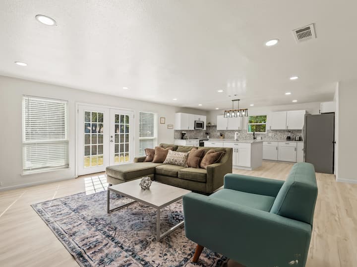 Spacious 4 Bedroom Family Retreat In The Heart Of - McKinney, TX