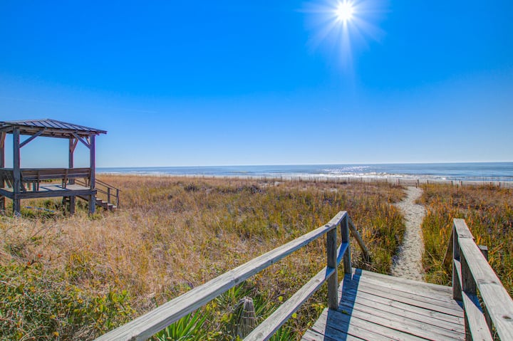 Harley's Better Half: Oceanfront, Dog Friendly - Holden Beach, NC