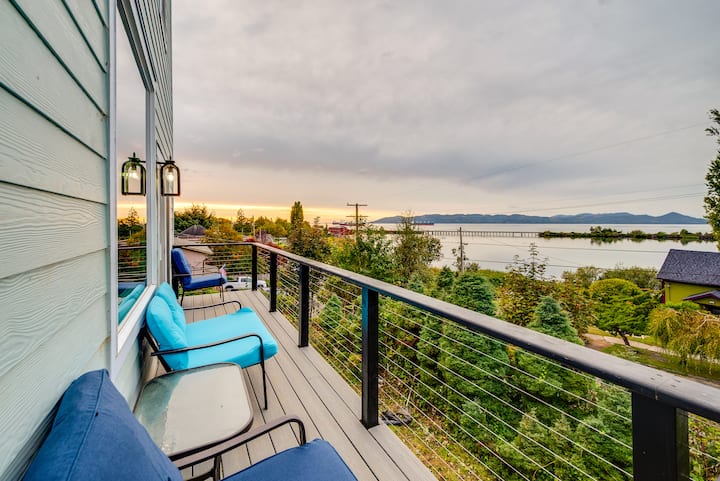 Astoria Home Base W/ River Views, 3 Mi To Dtwn! - Astoria, OR
